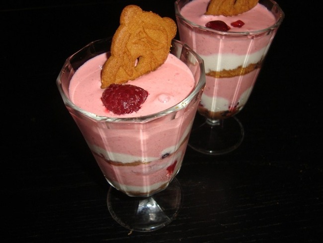 Verrines aux fruits rouges, mascarpone et spéculoos - Recette par ça ne ...
