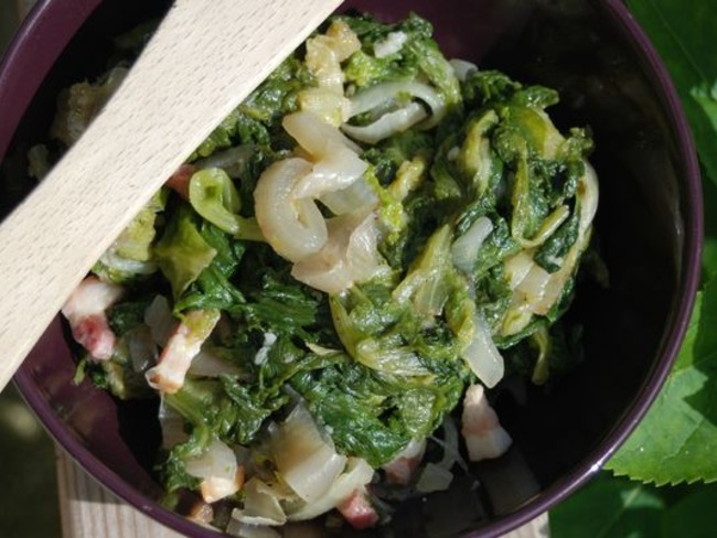 Salade cuite aux oignons, gingembre et lardons - Recette par Moussetic