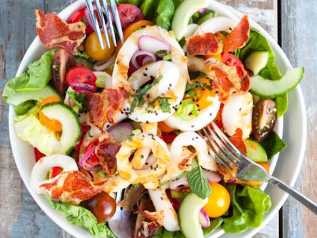 Salade Terre Mer encornets, chips de Coppa et vinaigrette au sésame ...