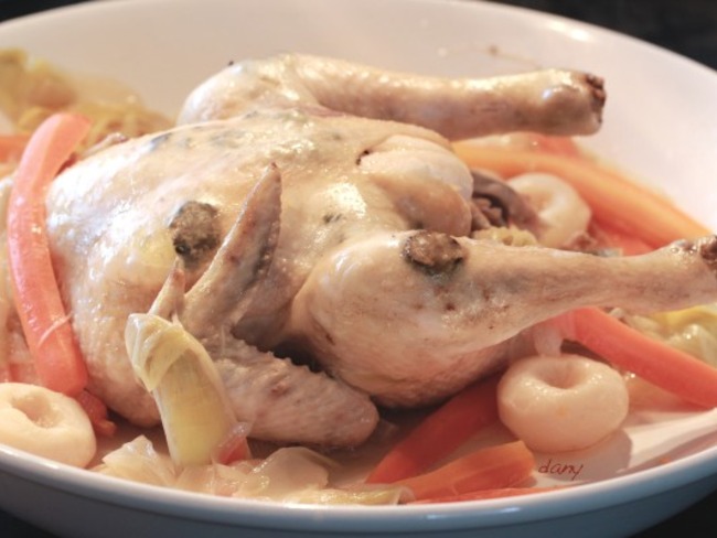 Poularde pochée à la truffe et sauce suprême - Recette par épicétout