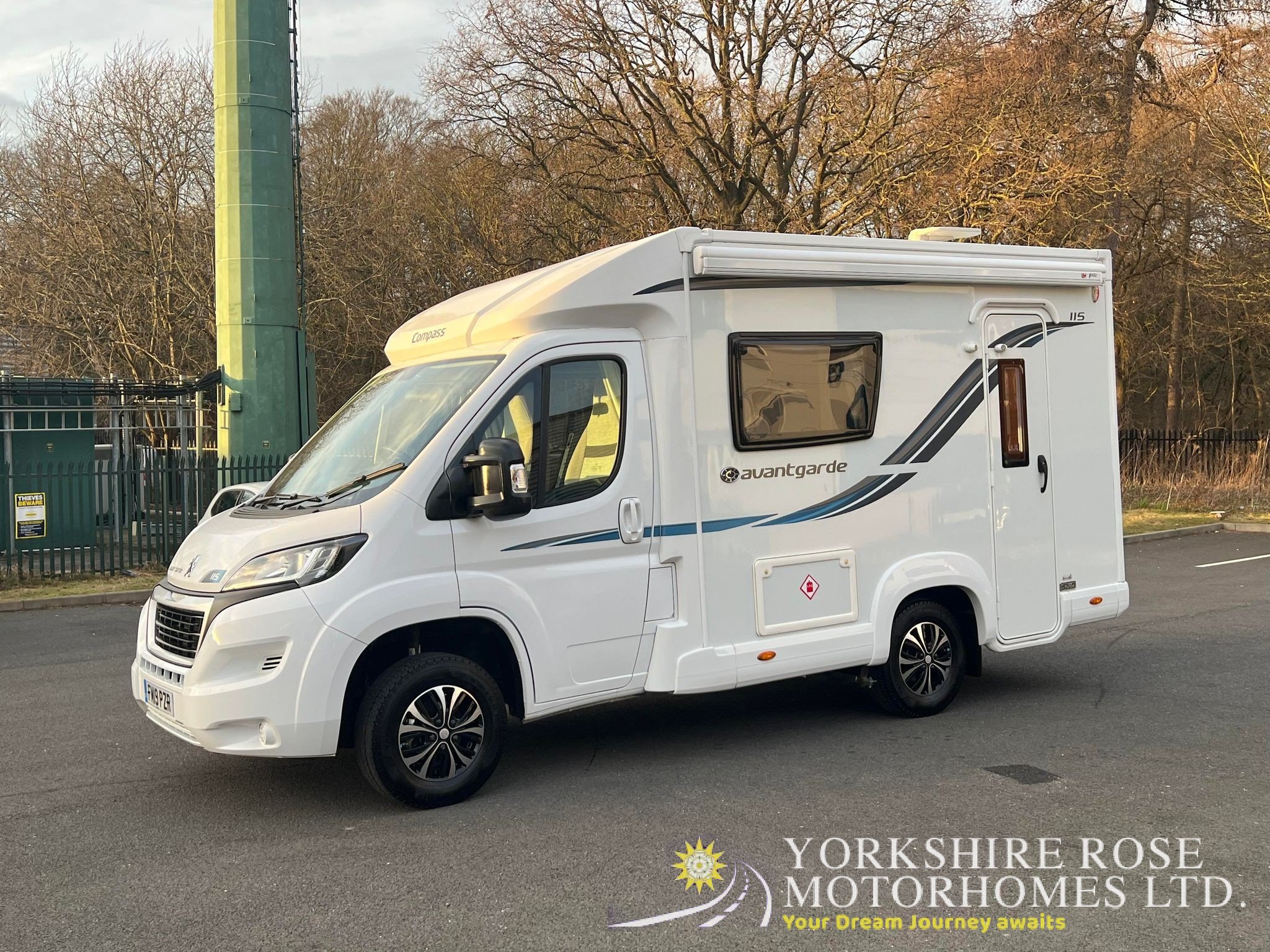 2019 Compass Avantgarde 115 White