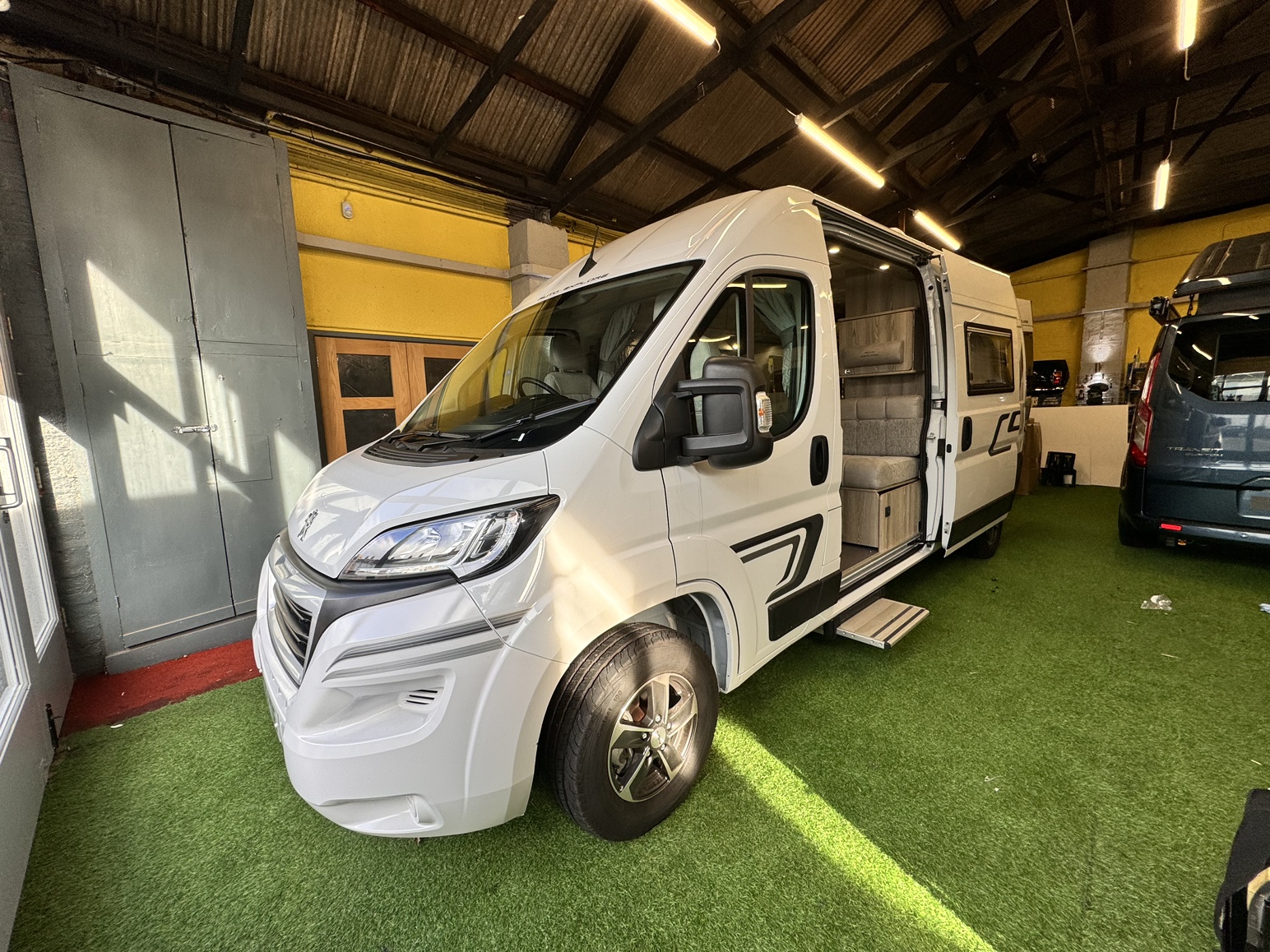 2022 Auto-explore Sb White