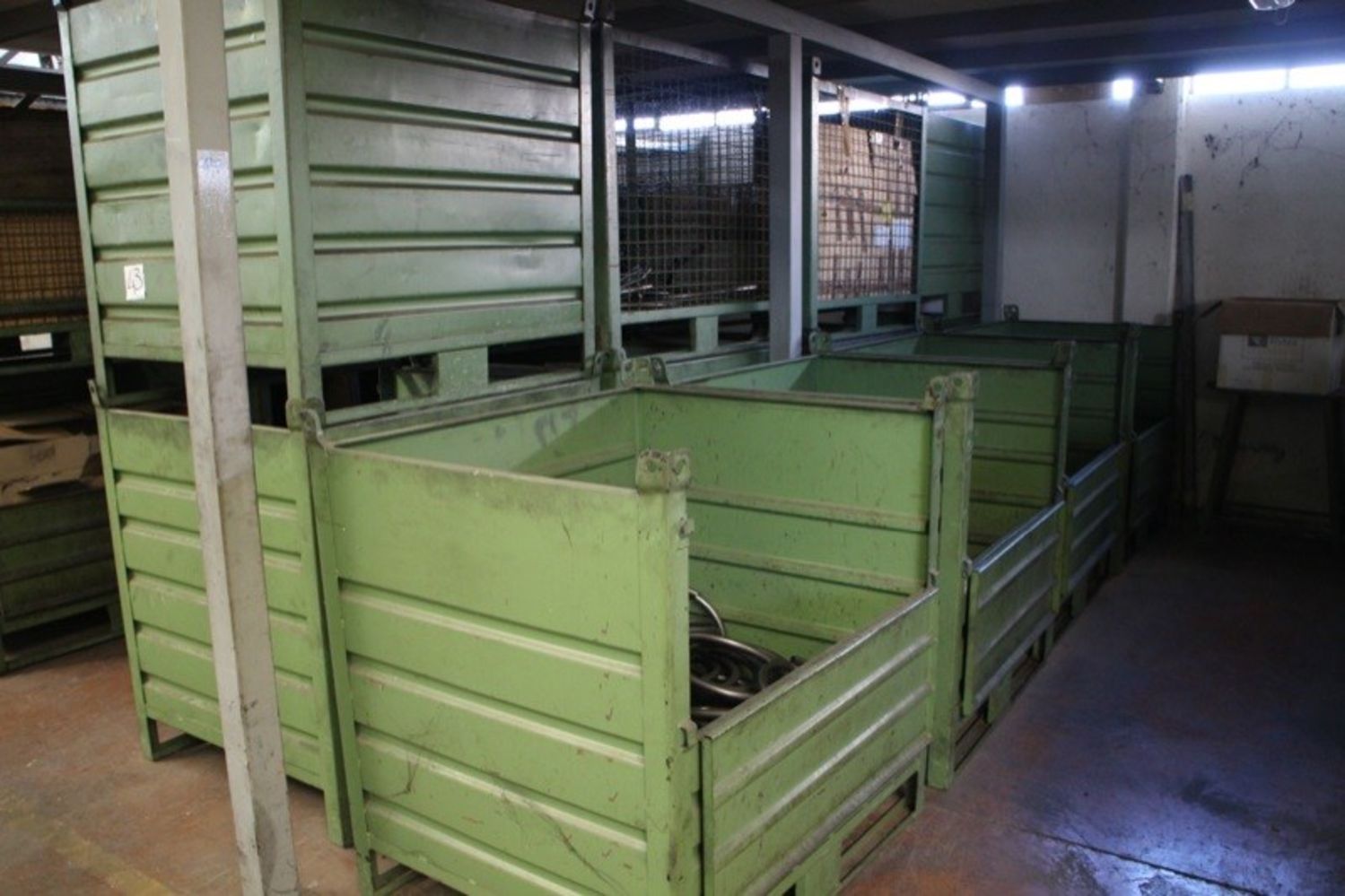 Lot Iron crates