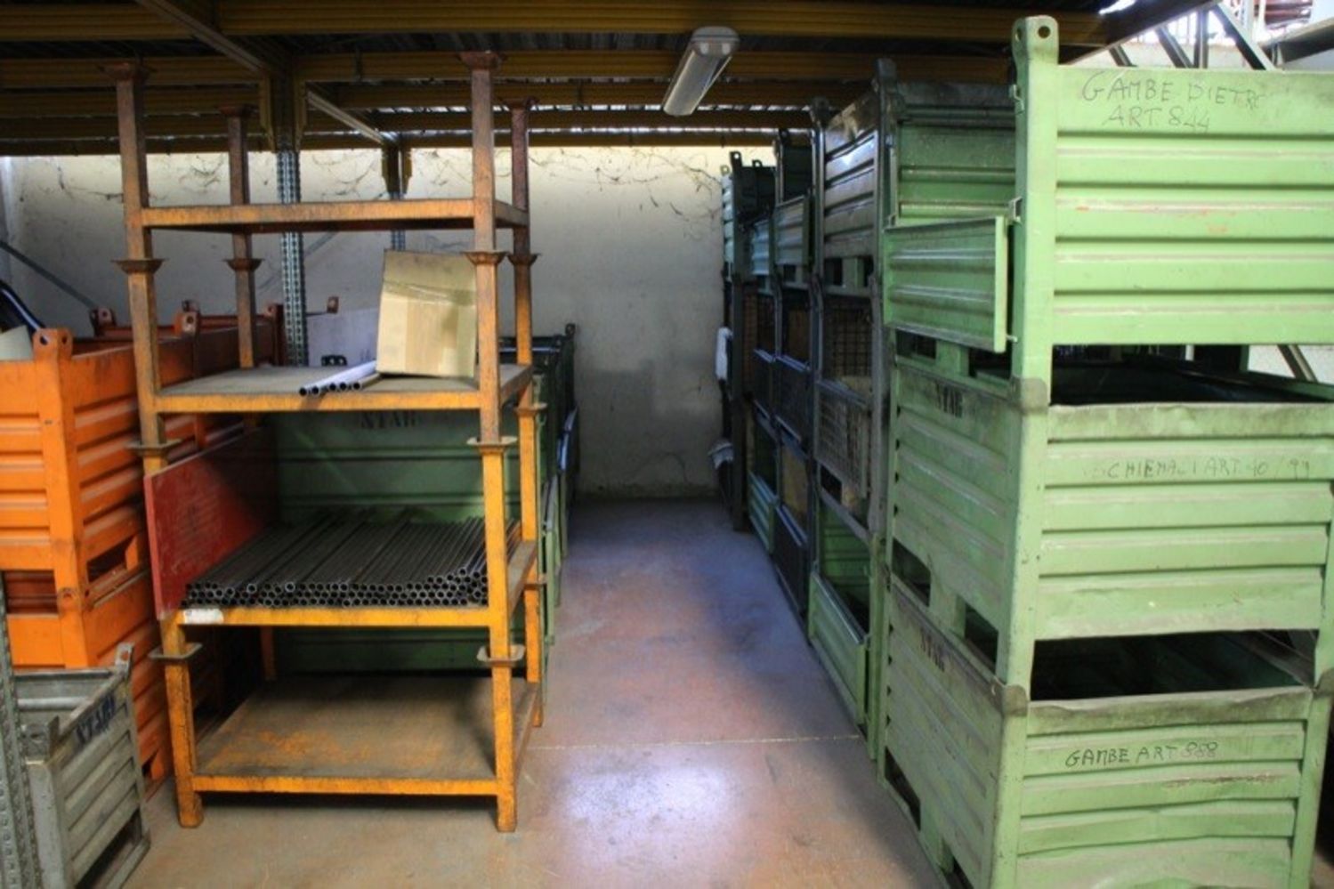 Lot Iron crates