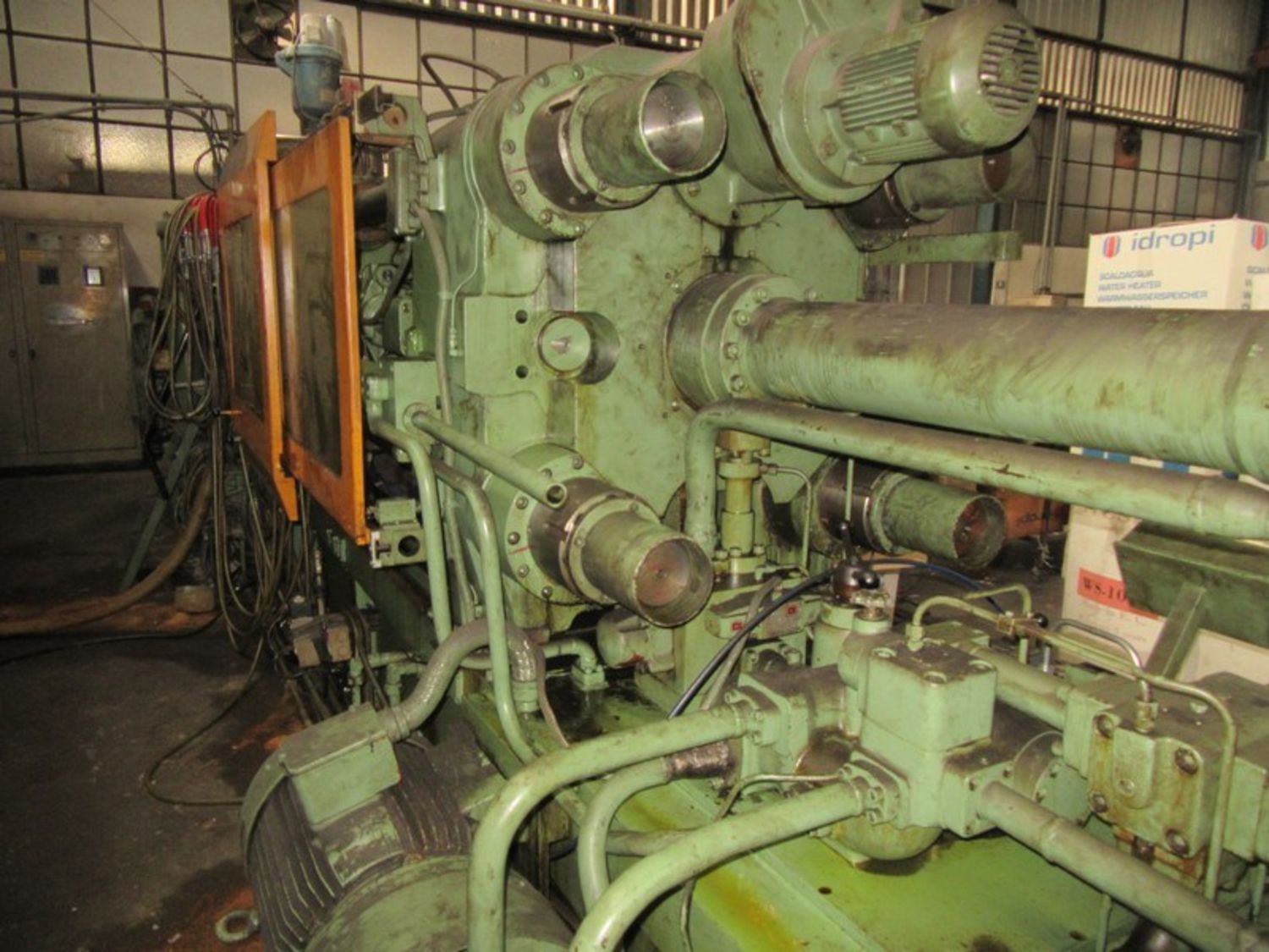 Lot Injection moulding machine Idra