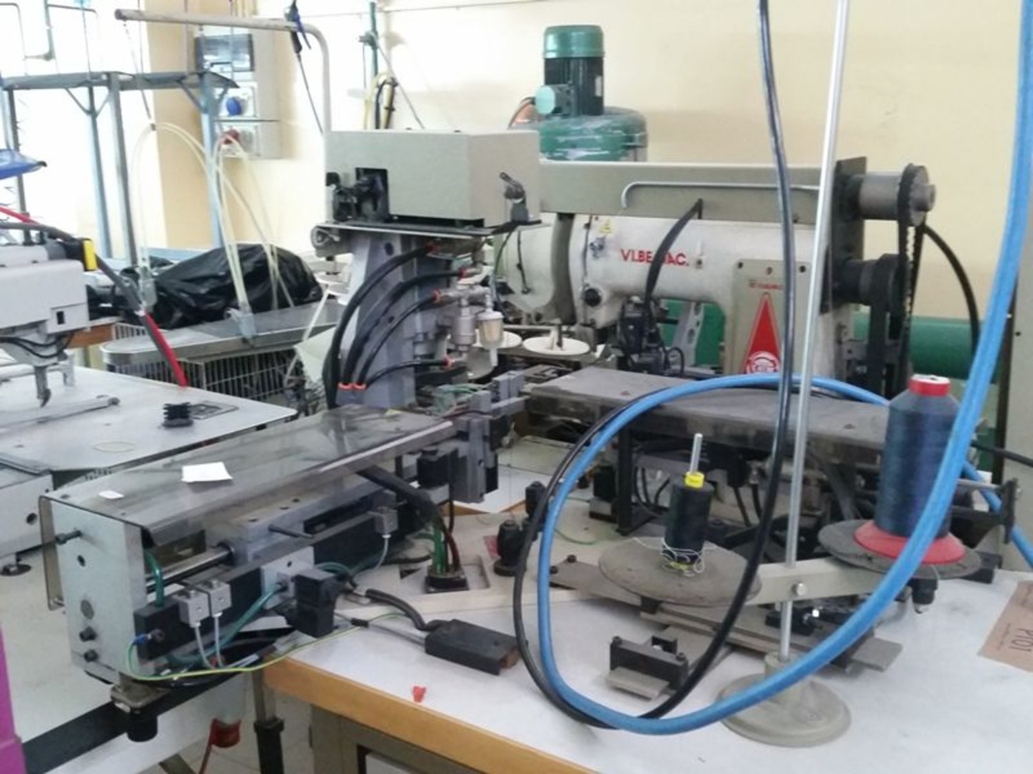 Lot Belt loops attached machine VI.BE.MAC.