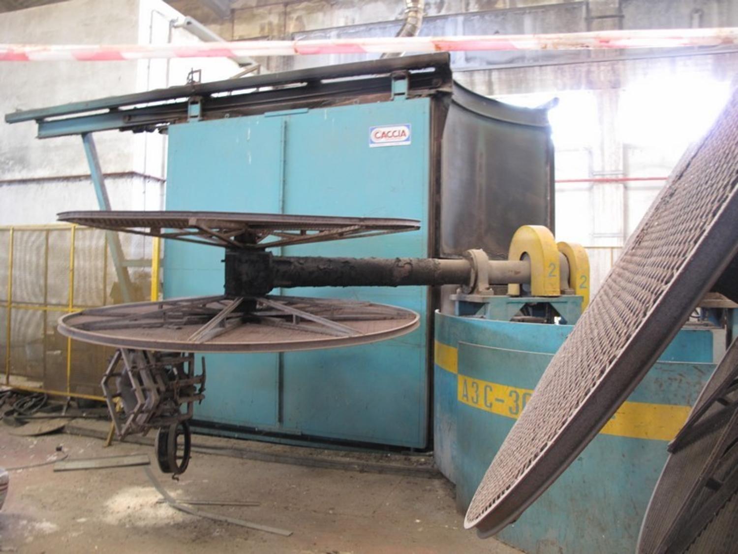 Lot Caccia Engineering Shuttle roto-molding machine