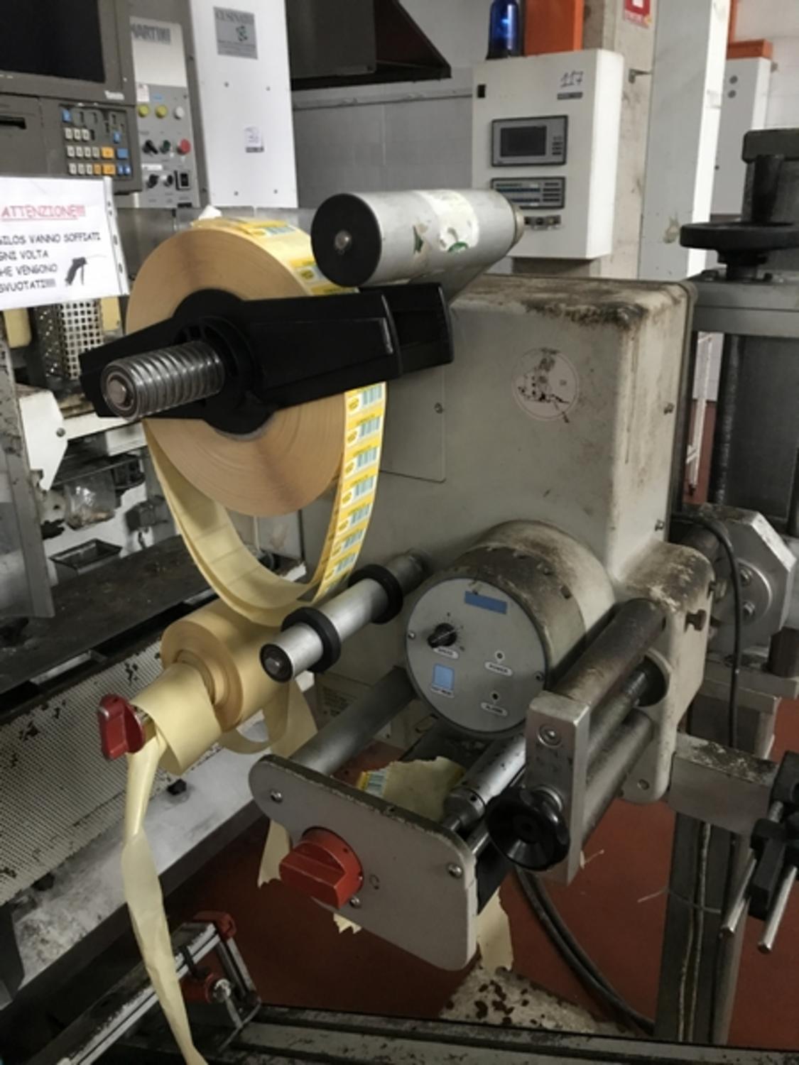 Lot Conveyor belt complete with labeling machine