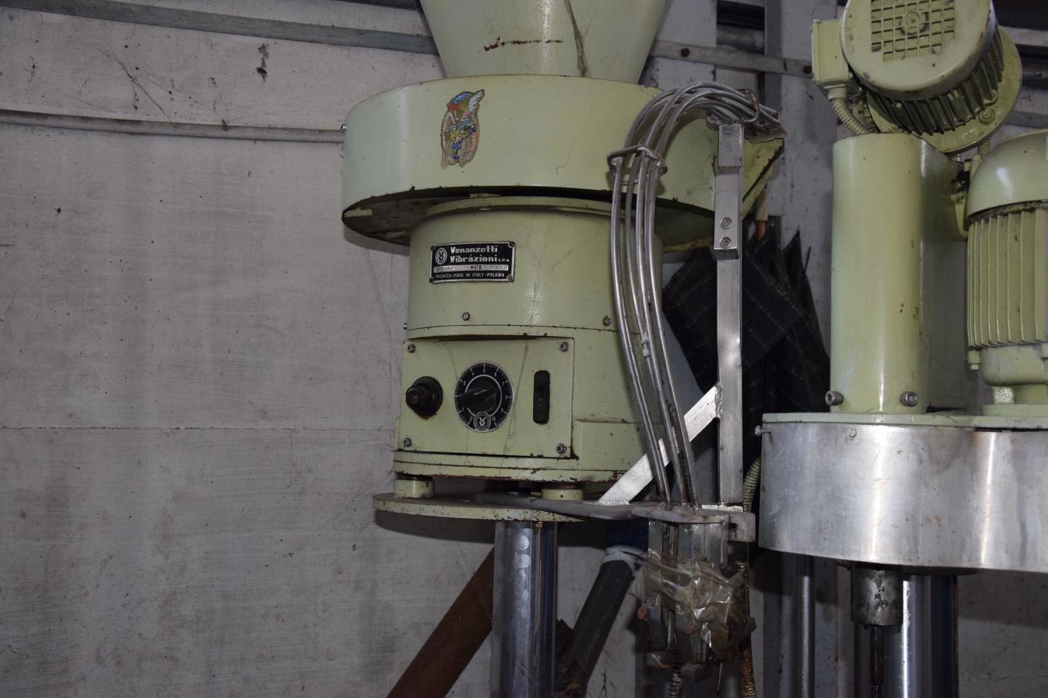 Lot Ronchi capping machine