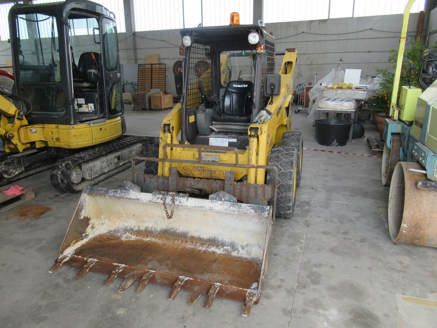 Lot Komatsu sk820 skid steer loader
