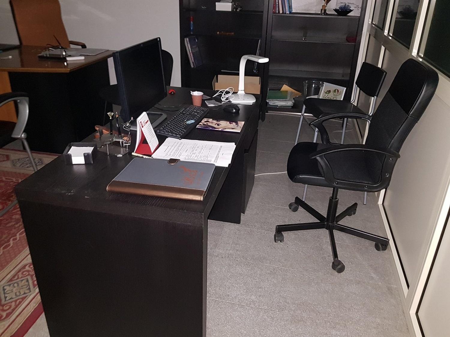 Lot Directional office furniture