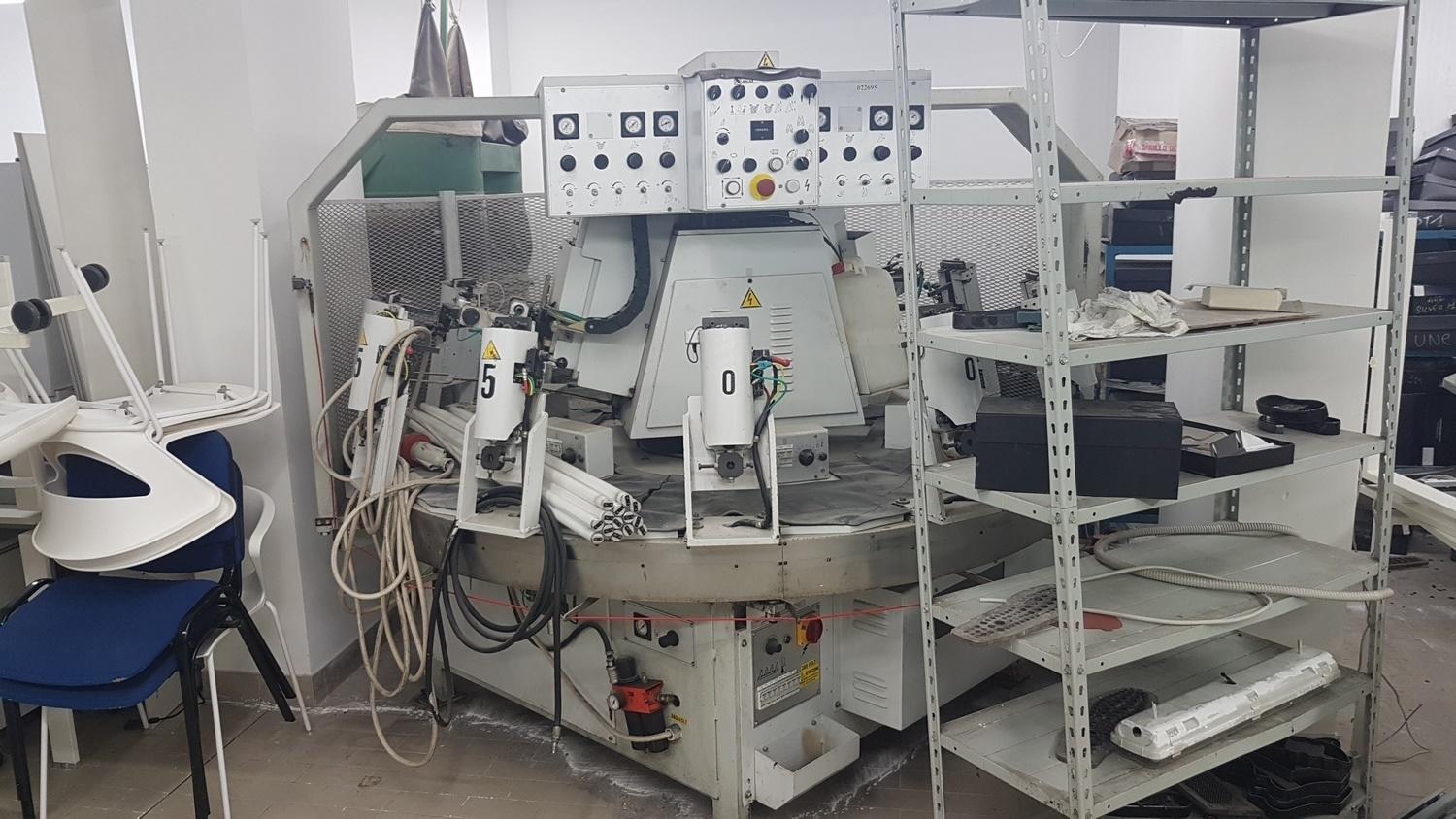 Lot Sabal machine to stretch moccasins and Hesperia brushing machine