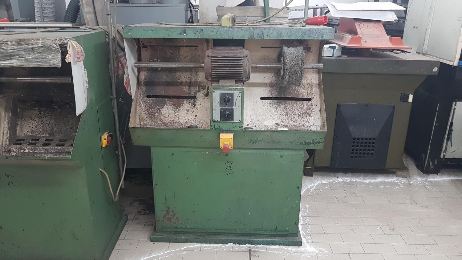 Lot Sabal machine to stretch moccasins and Hesperia brushing machine