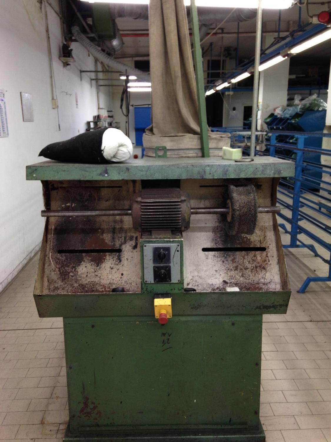 Lot Sabal machine to stretch moccasins and Hesperia brushing machine