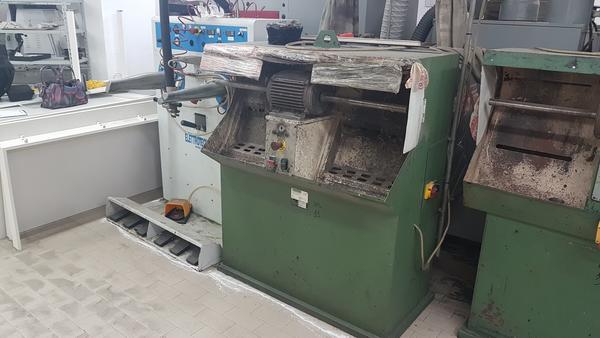 Lot Sabal machine to stretch moccasins and Hesperia brushing machine
