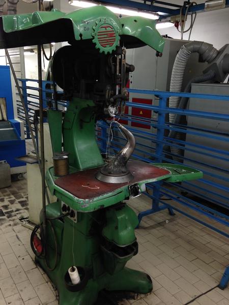 Lot Sabal machine to stretch moccasins and Hesperia brushing machine