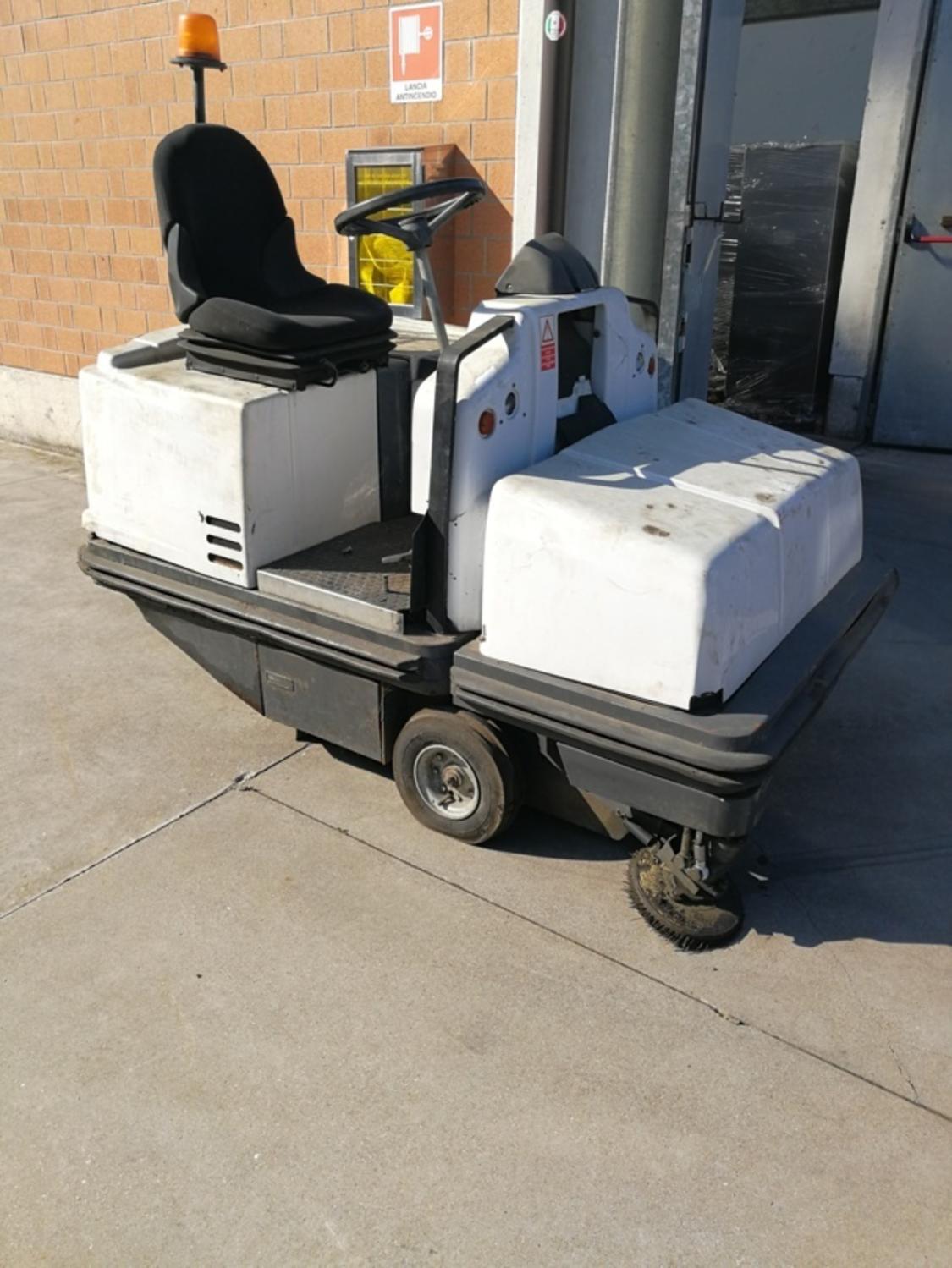 Lot Dulevo 1300 EH sweeper machine