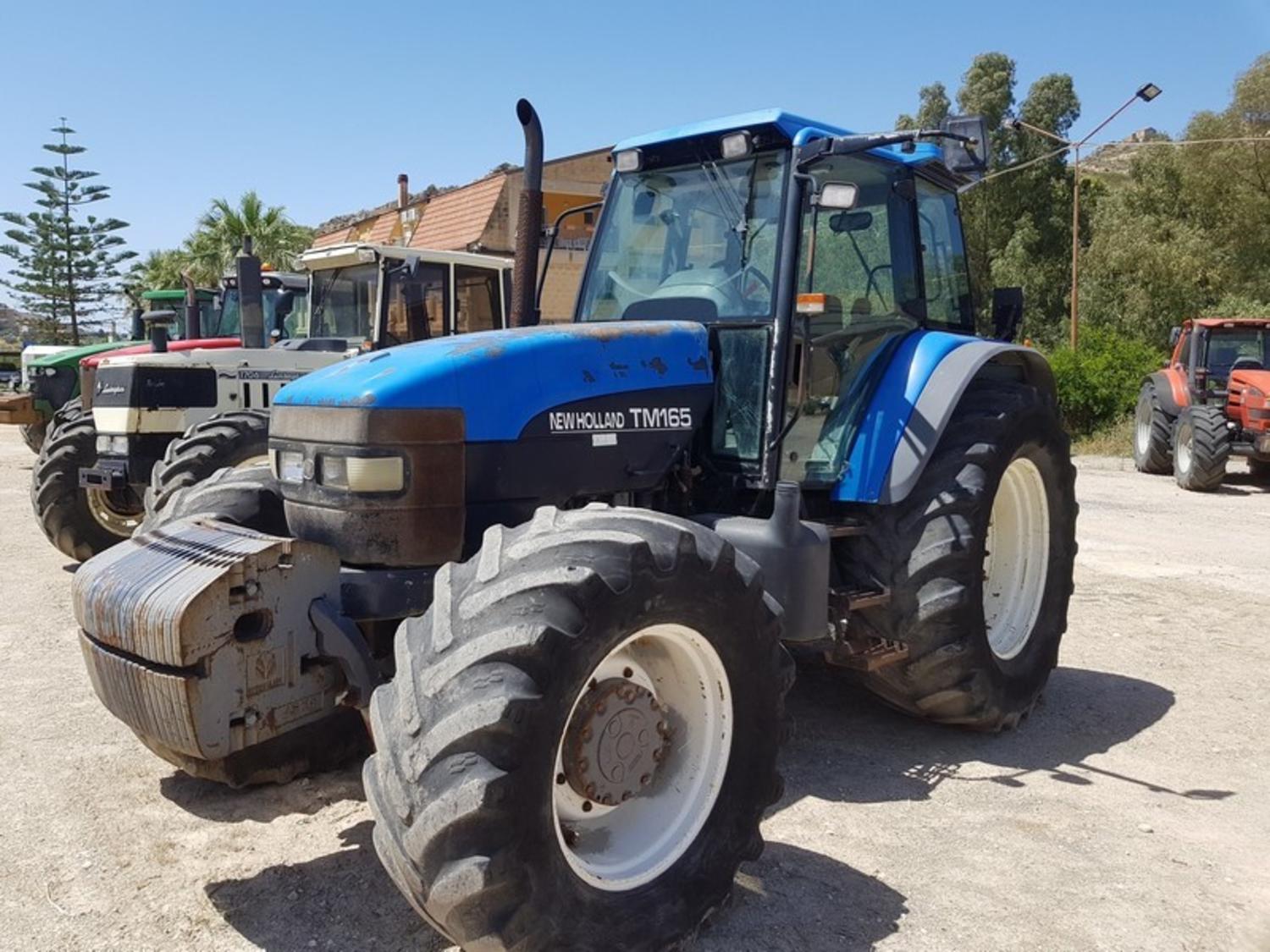 Lot New Holland TM165 tractor