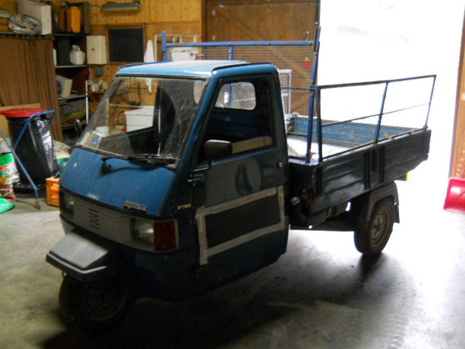 Lot Piaggio Ape three-wheeler