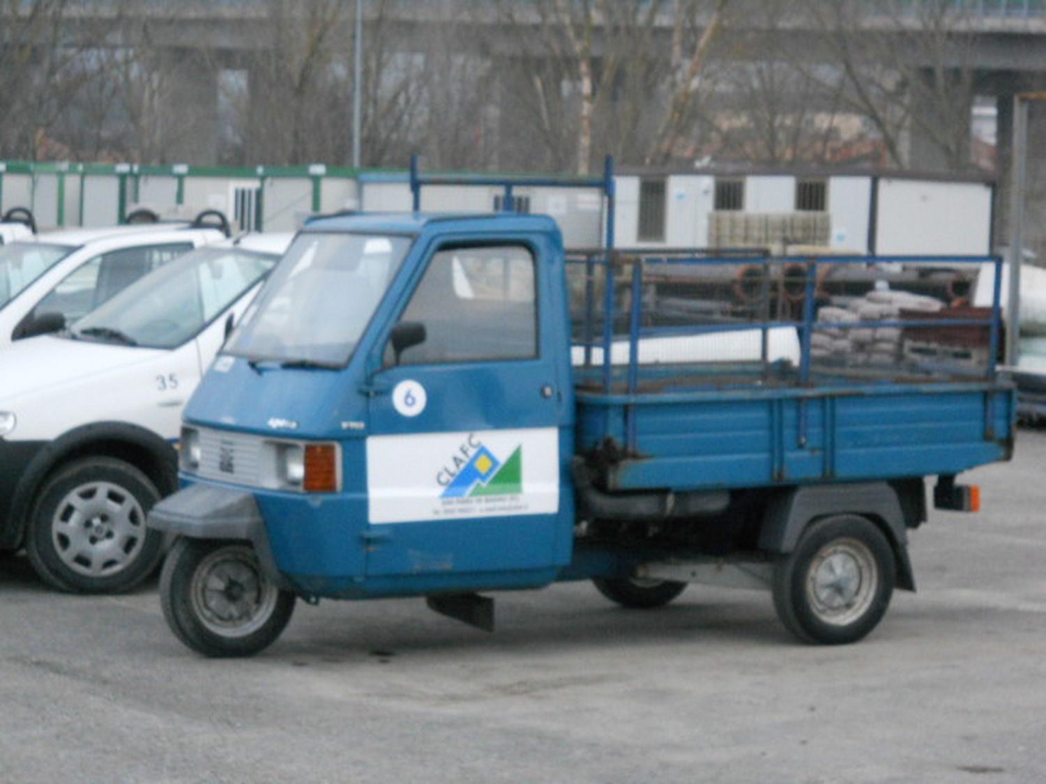 Lot Piaggio Ape three-wheeler