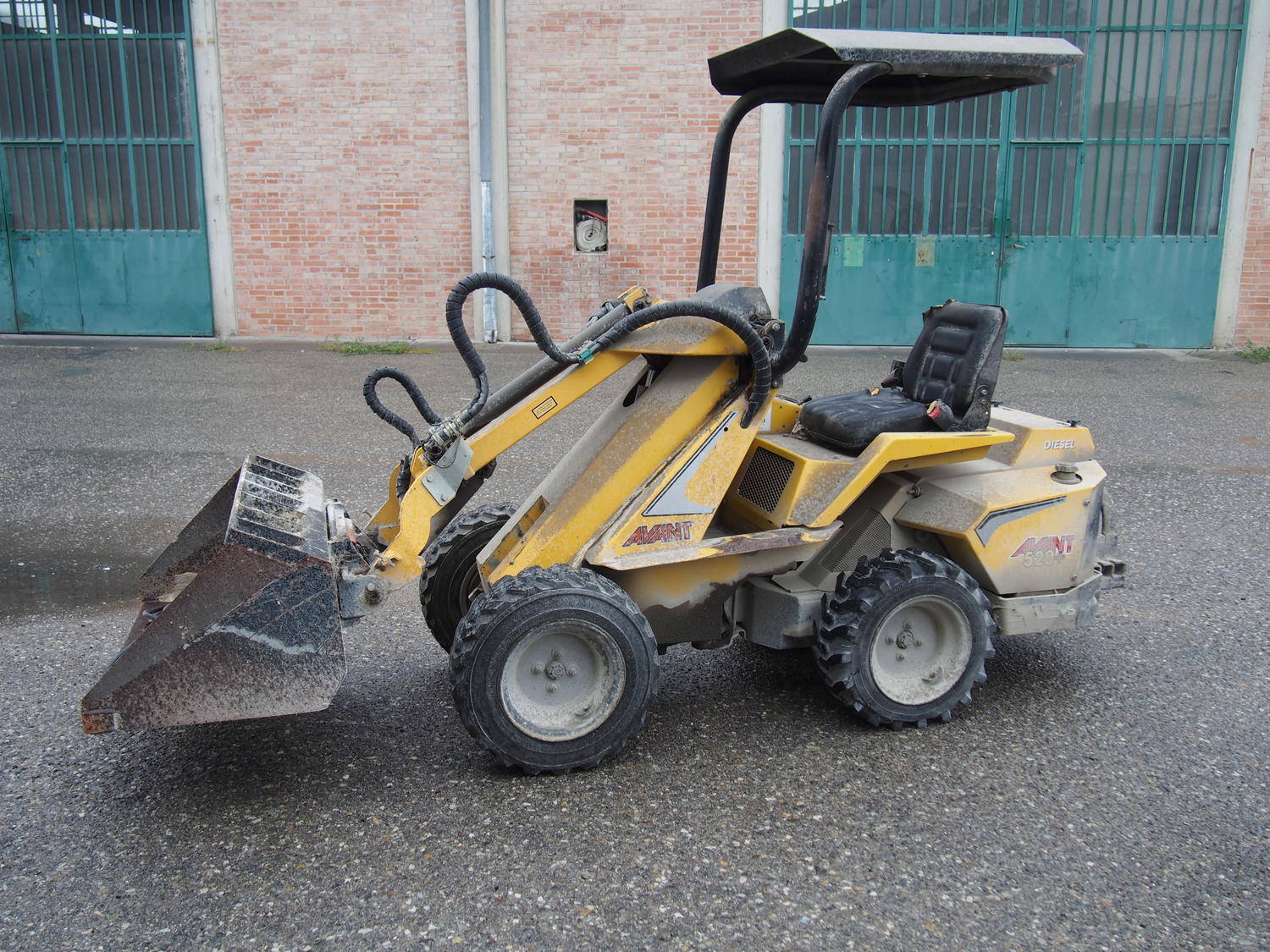 Lot Avant 520+ skid steer loaders