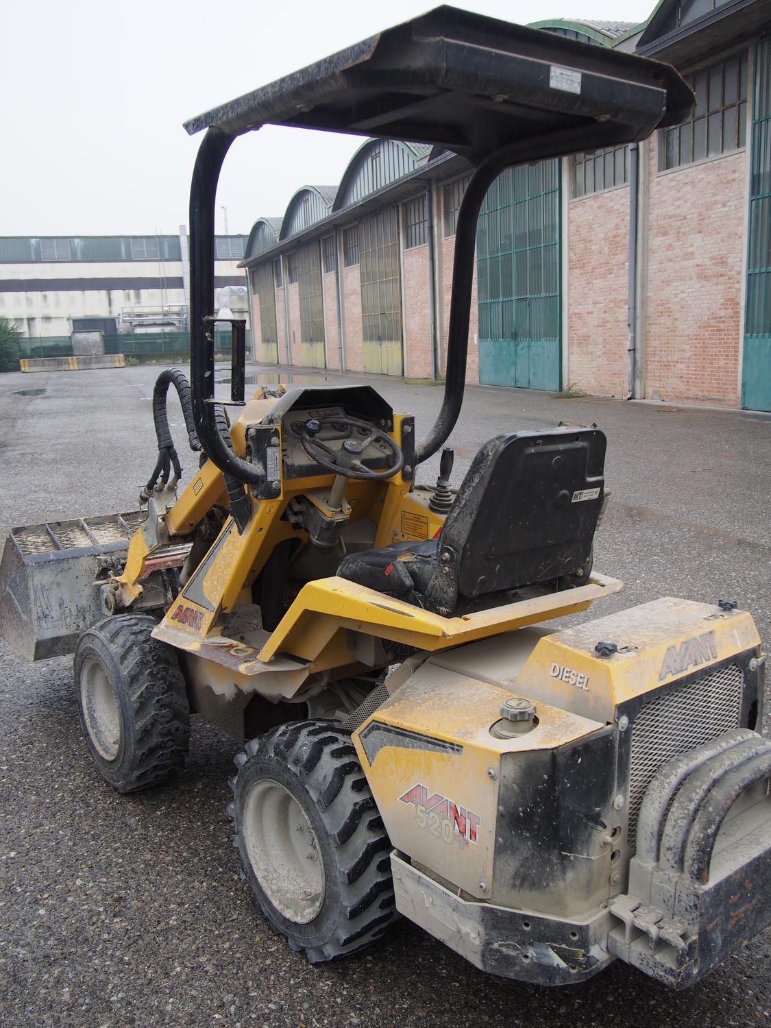 Lot Avant 520+ skid steer loaders