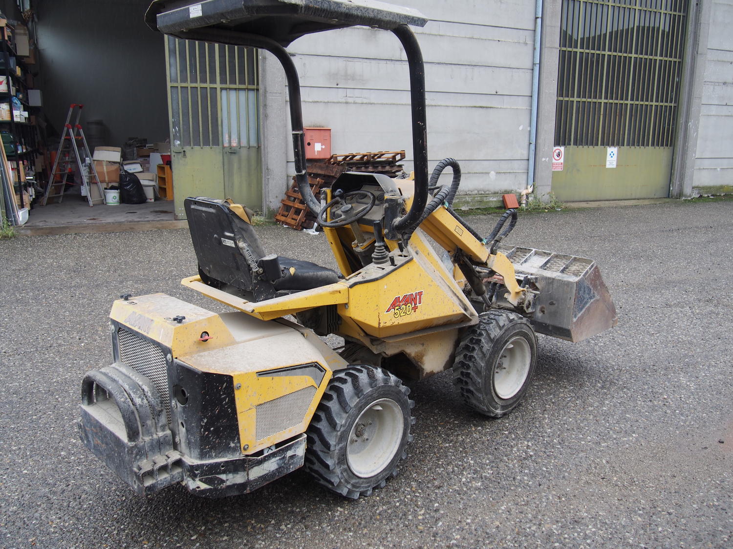 Lot Avant 520+ skid steer loaders