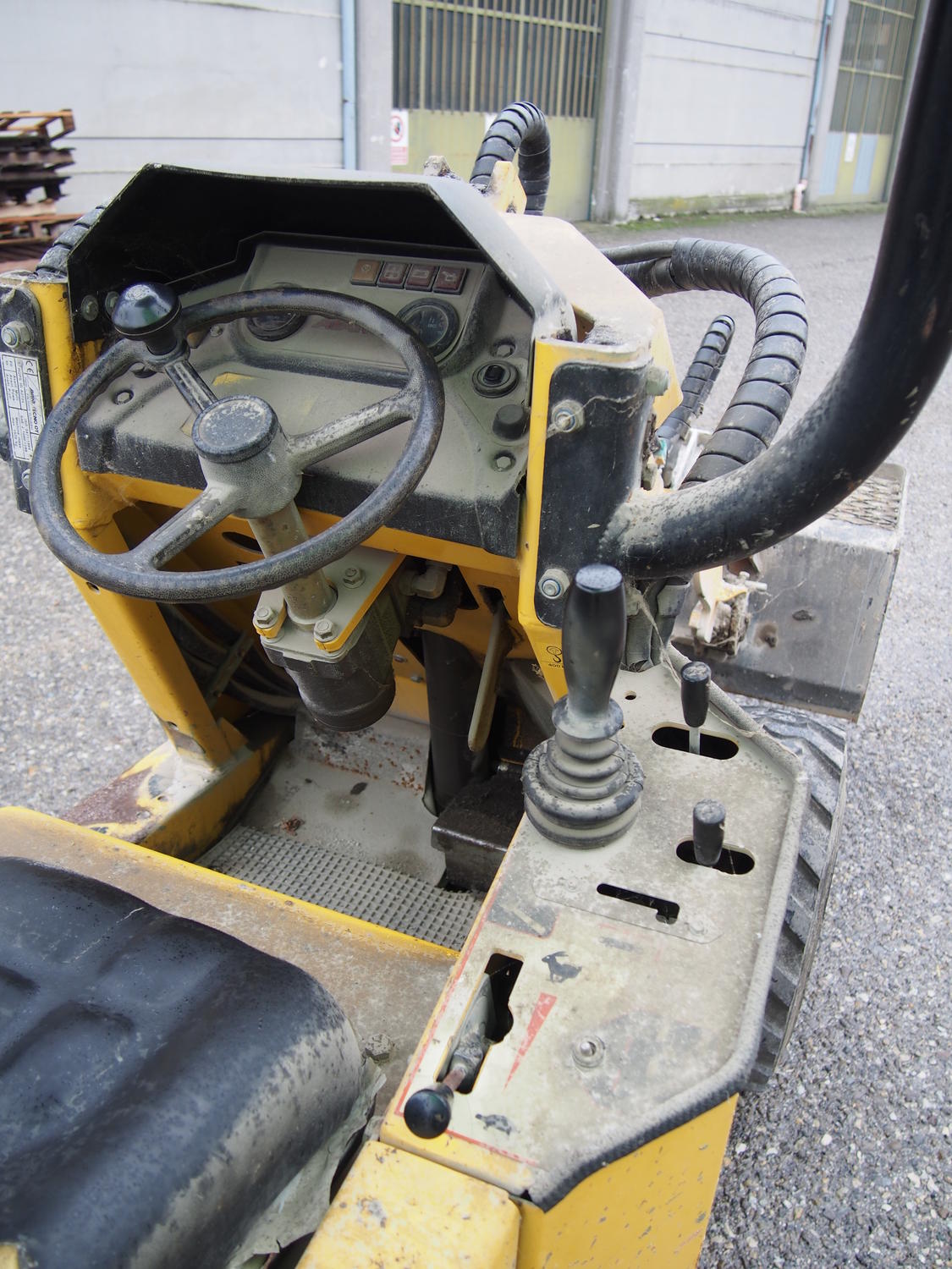 Lot Avant 520+ skid steer loaders