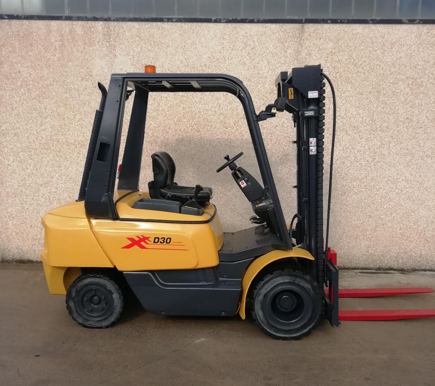Lot Om XD30 forklift