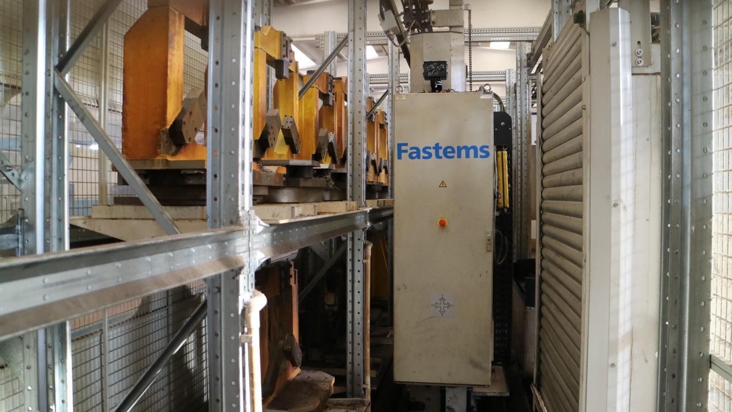 Lot Fastems pallet warehouse