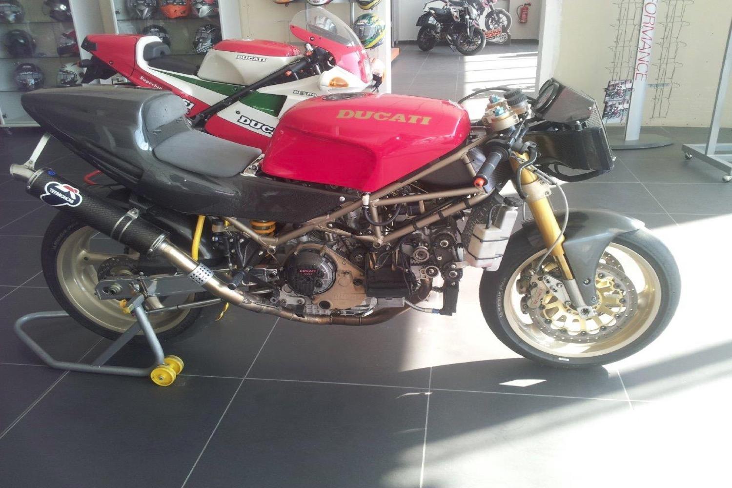 Lot Ducati 888 Racing motorcycle