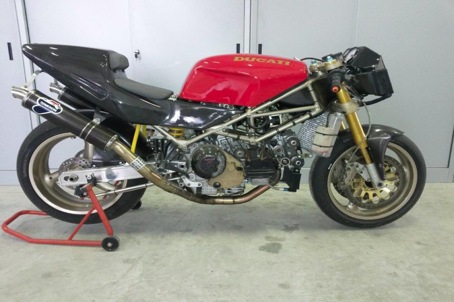 Lot Ducati 888 Racing motorcycle