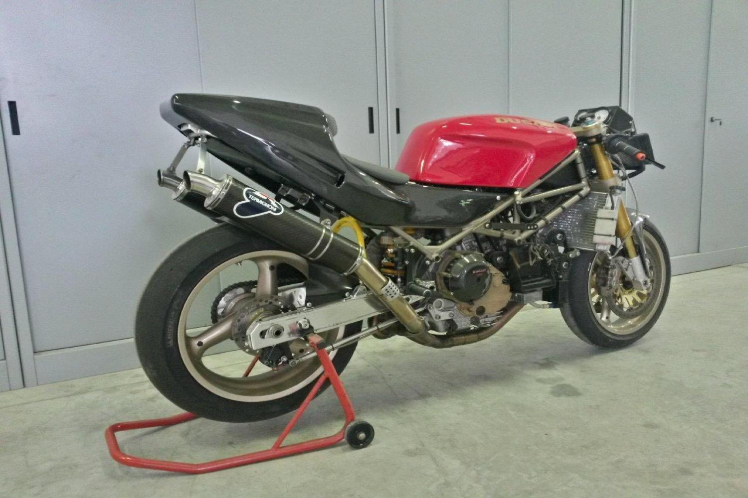 Lot Ducati 888 Racing motorcycle