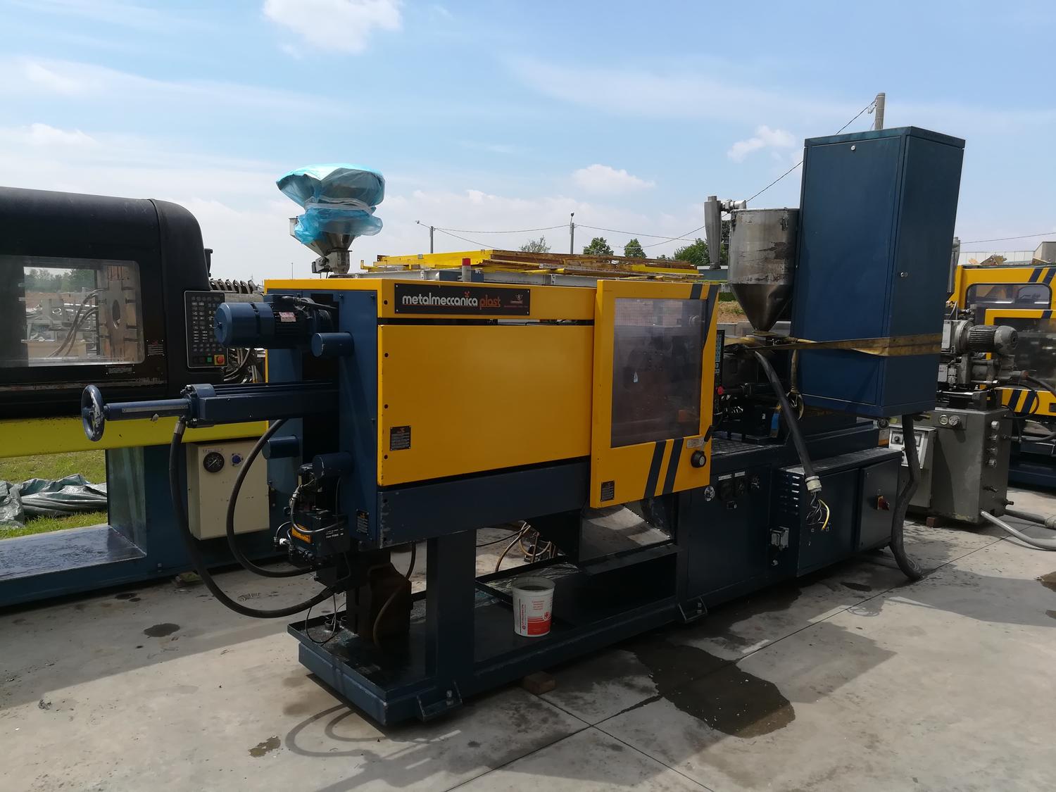 Lot Plastic injection presses