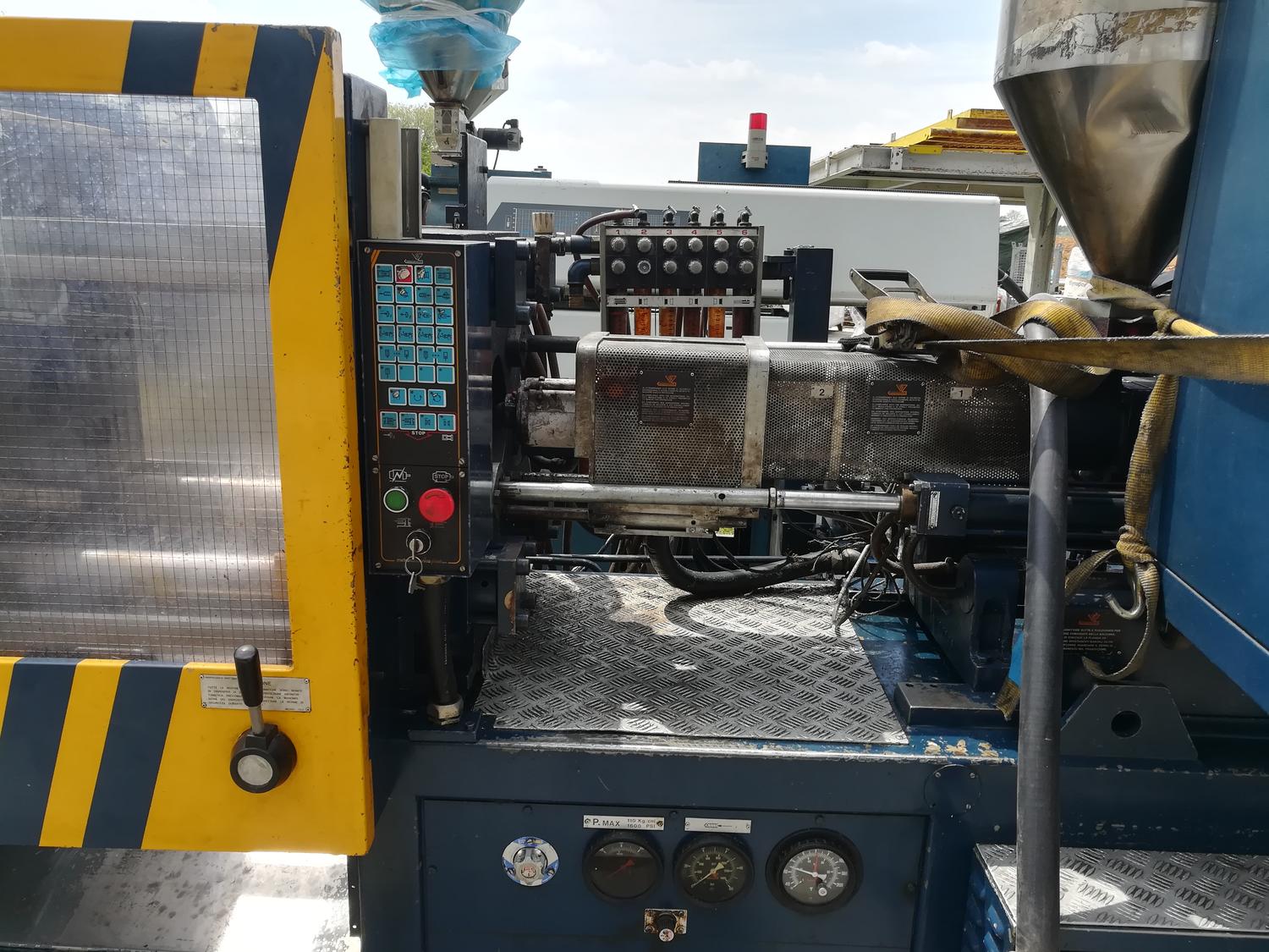 Lot Plastic injection presses