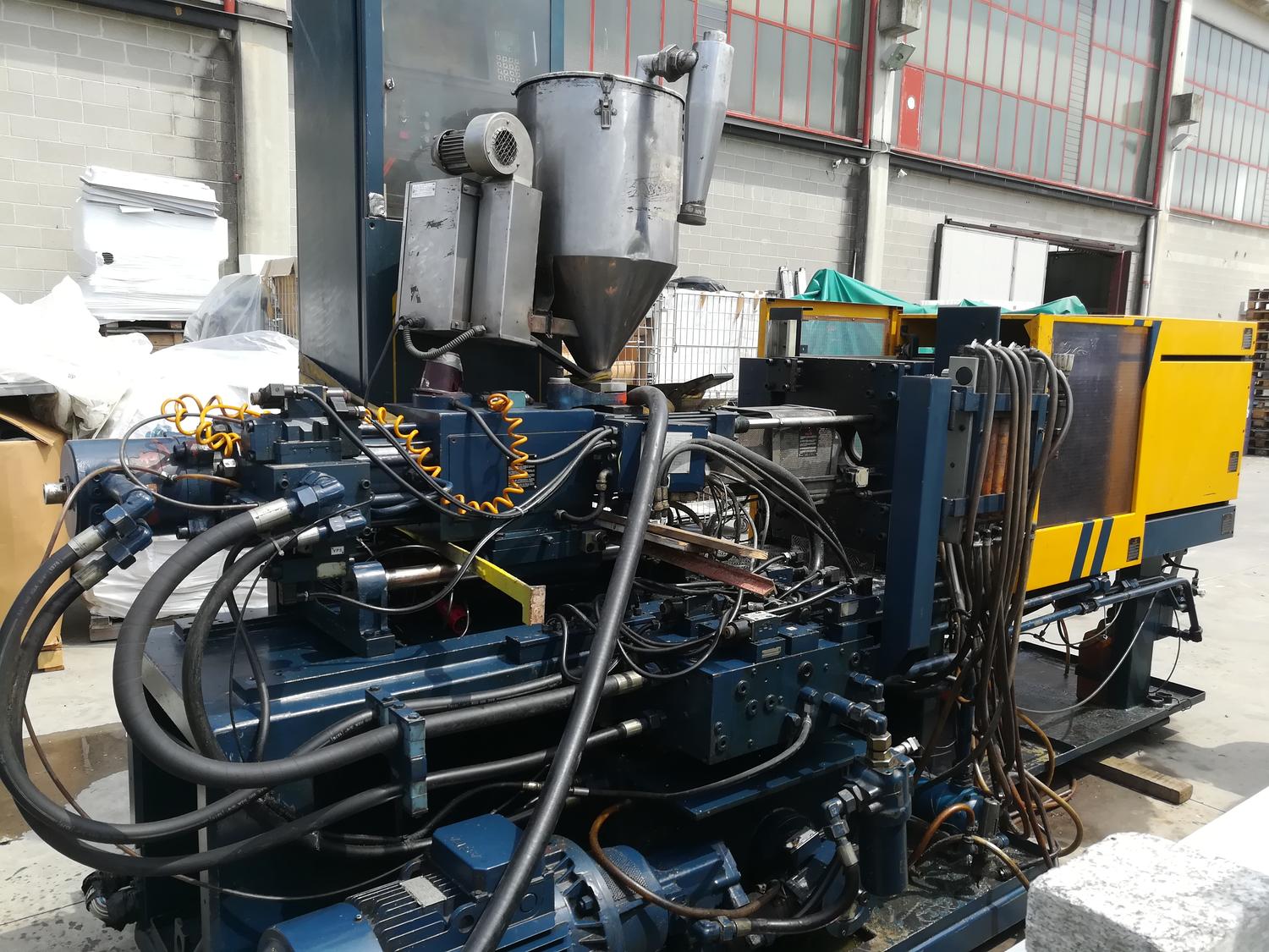 Lot Plastic injection presses