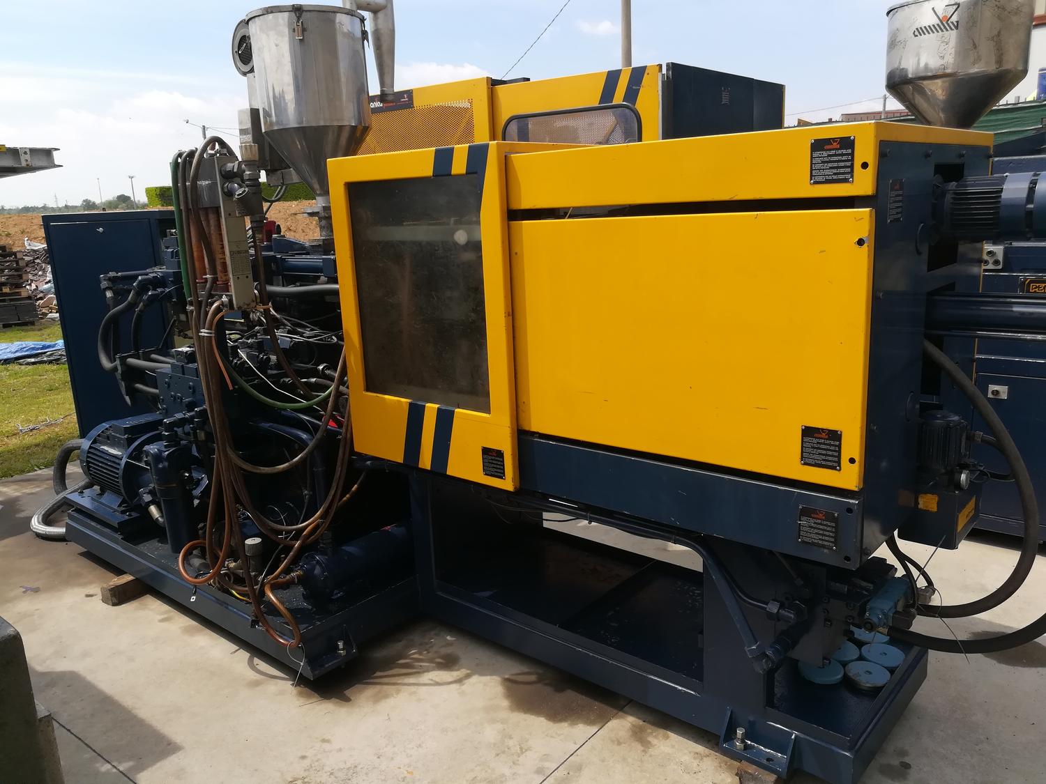 Lot Plastic injection presses