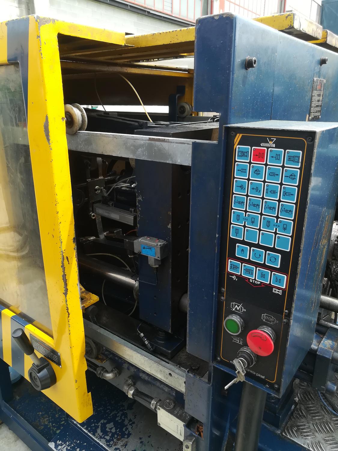 Lot Plastic injection presses