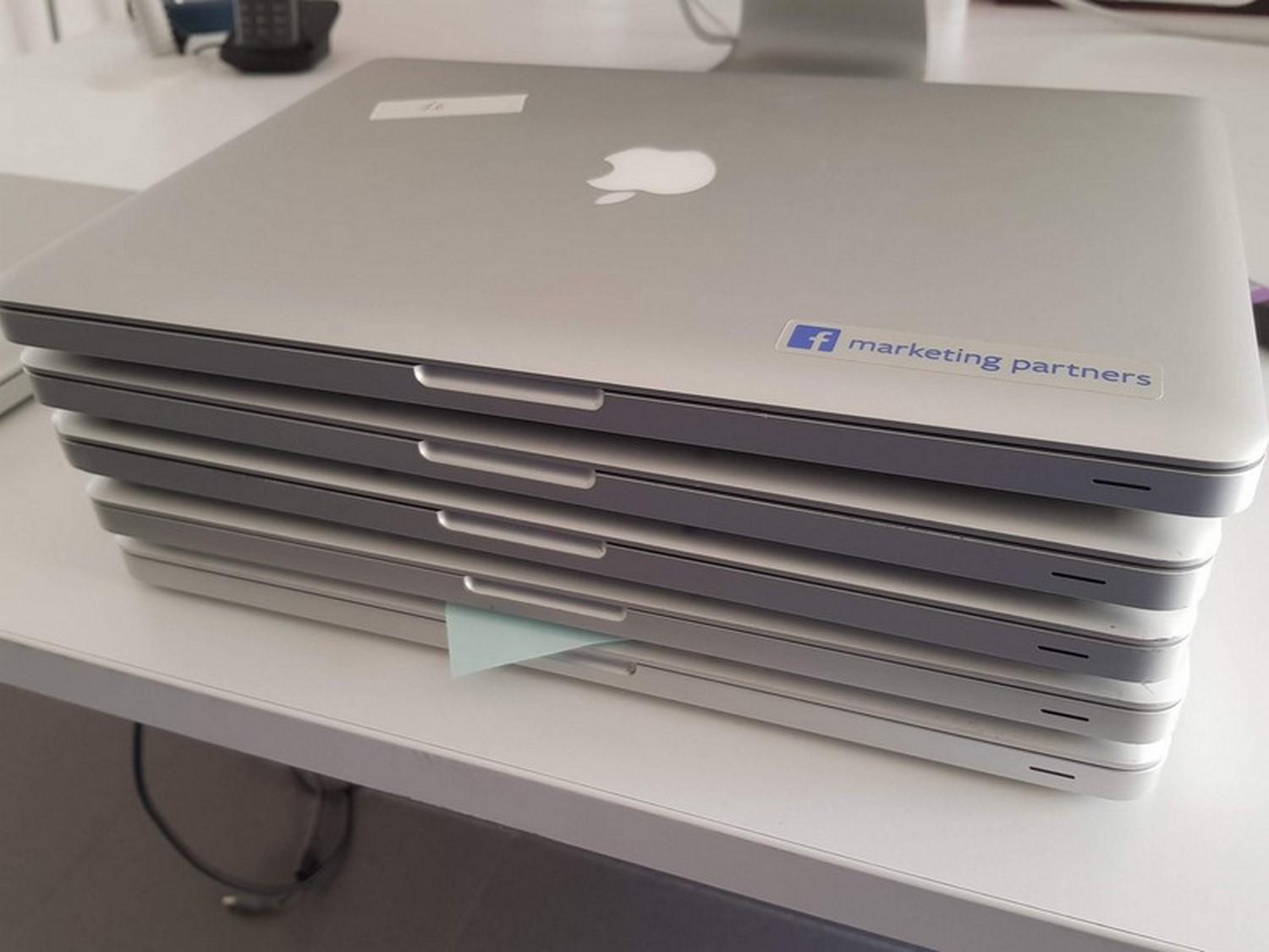 Lot Macbook