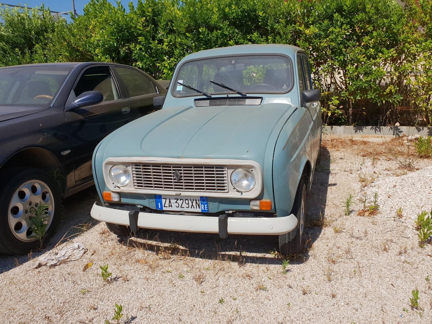 Lot Renault R4 car