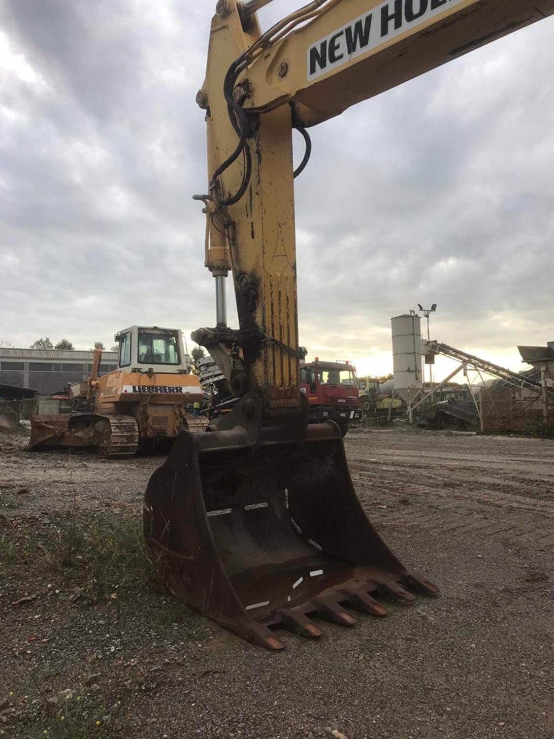 Lot New Holland E 385 excavator