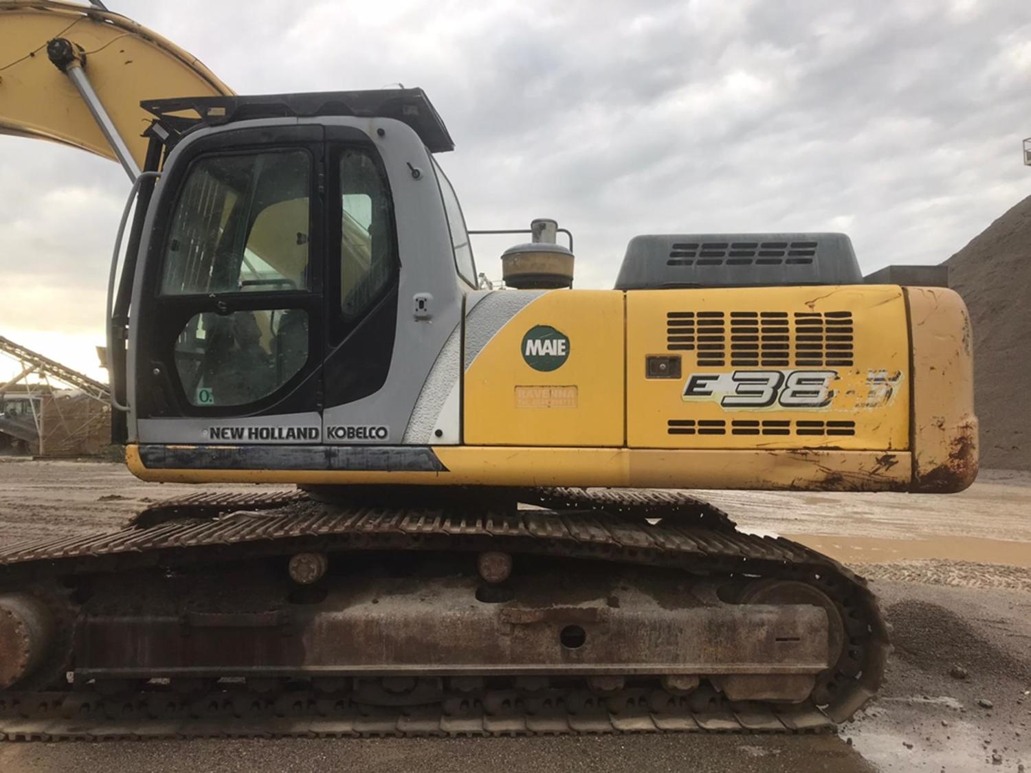 Lot New Holland E 385 excavator