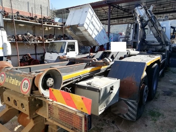 Lot Demountable truck with crane