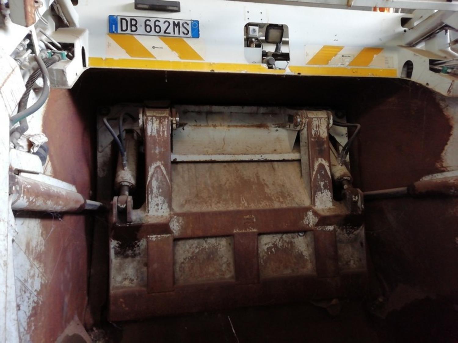 Lot Renault Trucks compactor