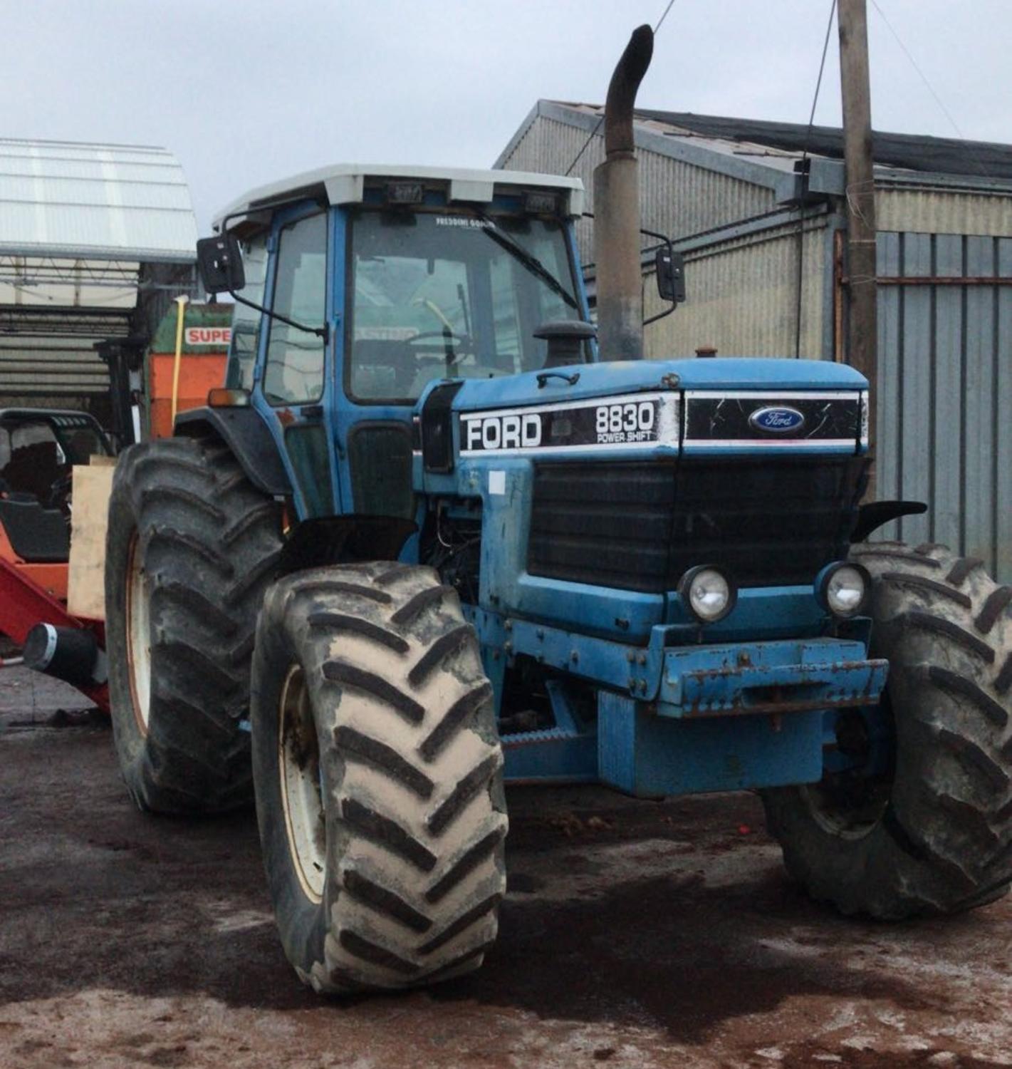 Lot Ford 8830 tractor