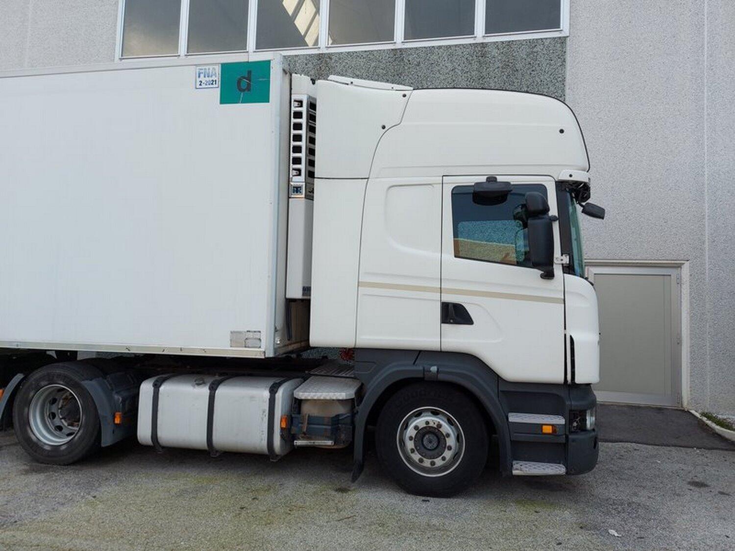 Lot Scania tractor unit for semi-trailer