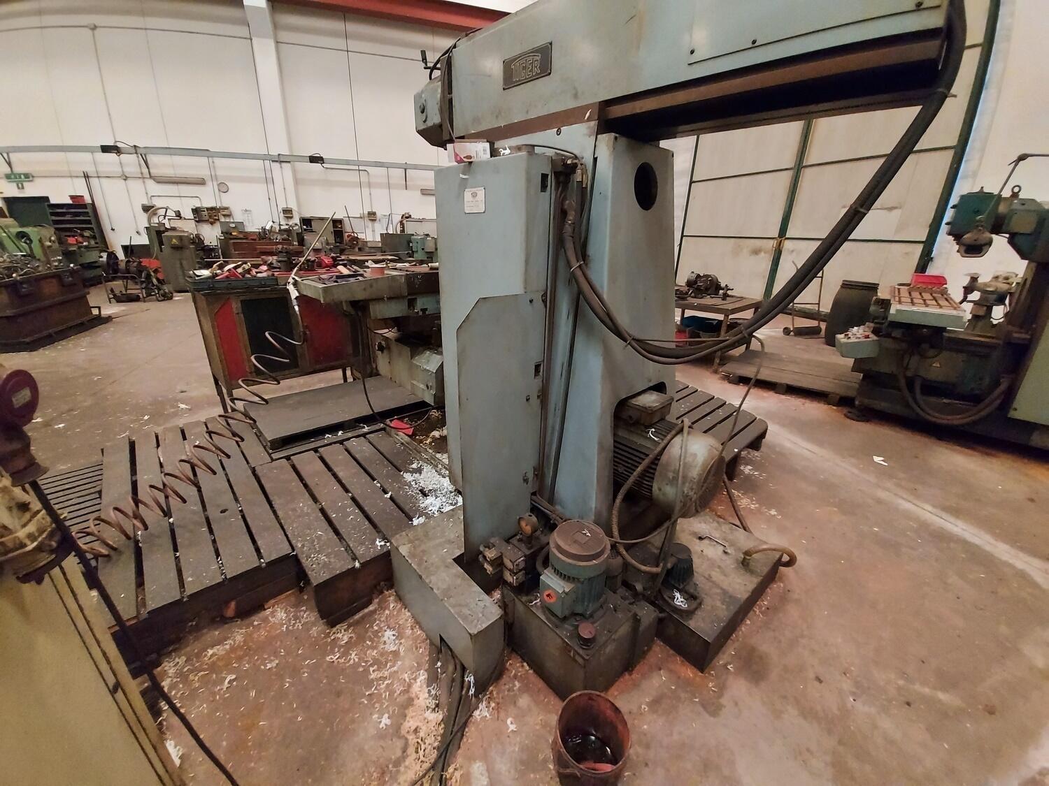 Lot CMT universal milling machine