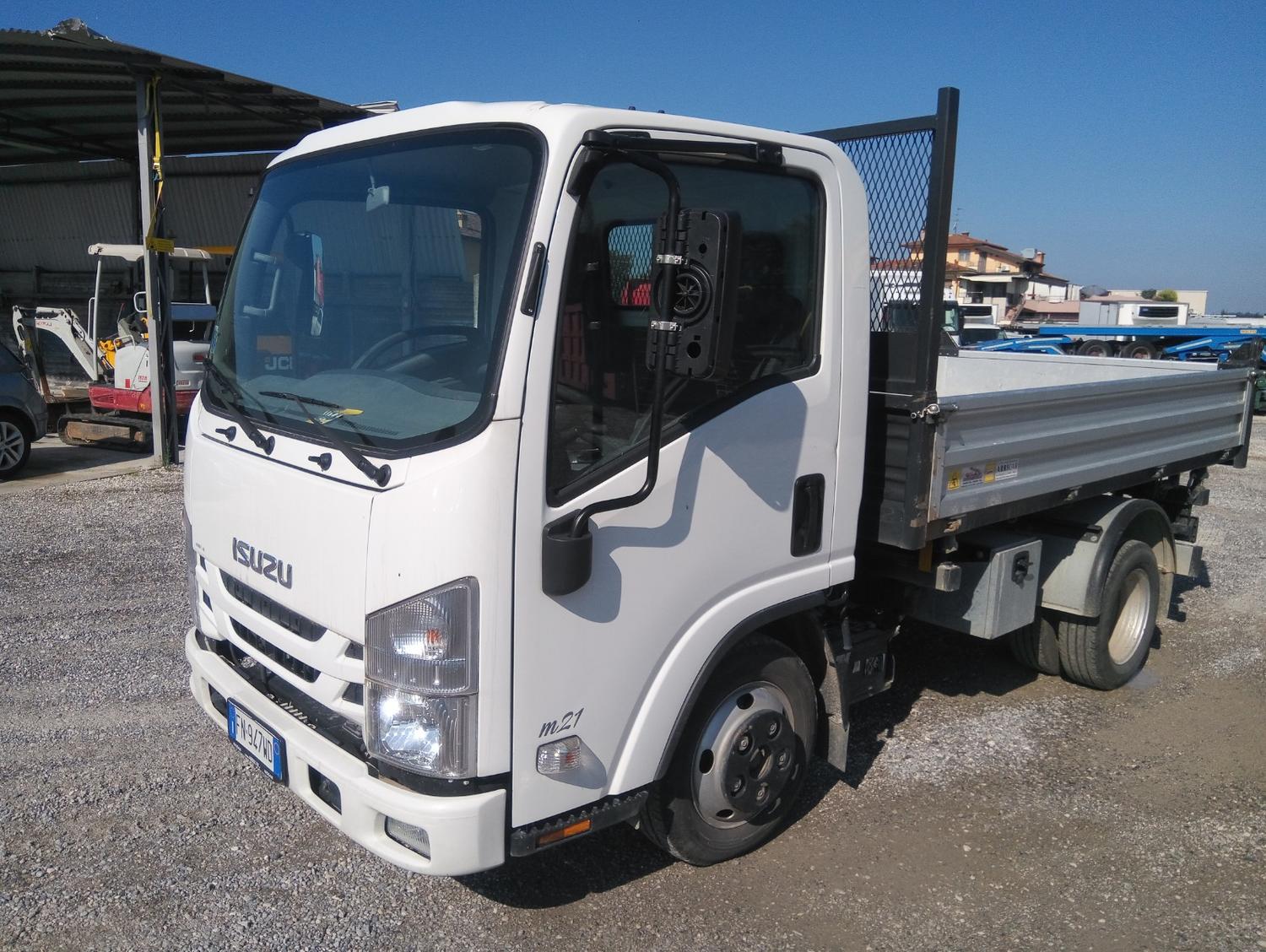 Lot Autocarro Isuzu con cassone ribaltabile