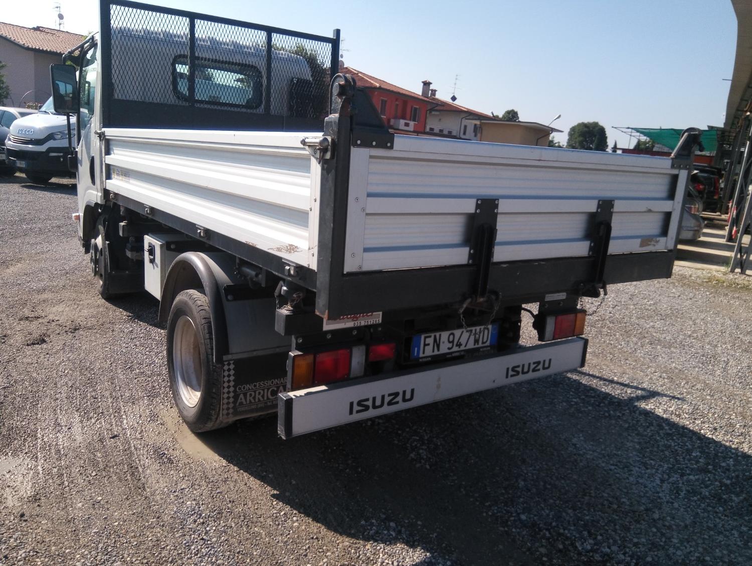 Lot Autocarro Isuzu con cassone ribaltabile