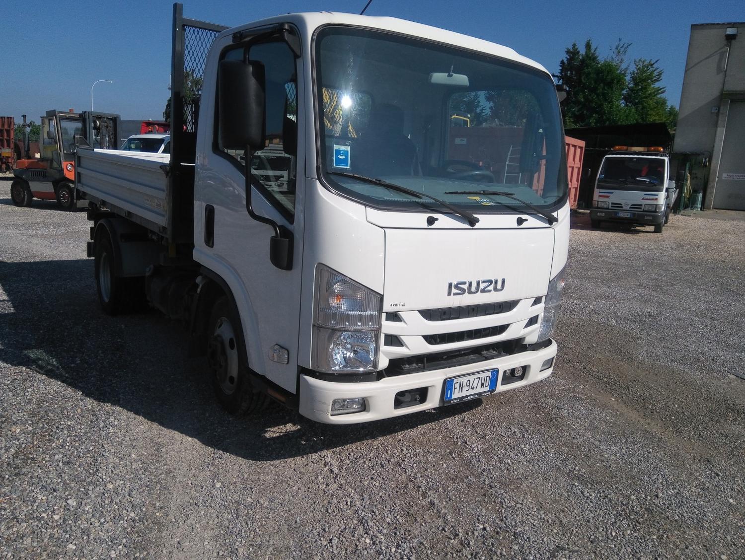 Lot Autocarro Isuzu con cassone ribaltabile